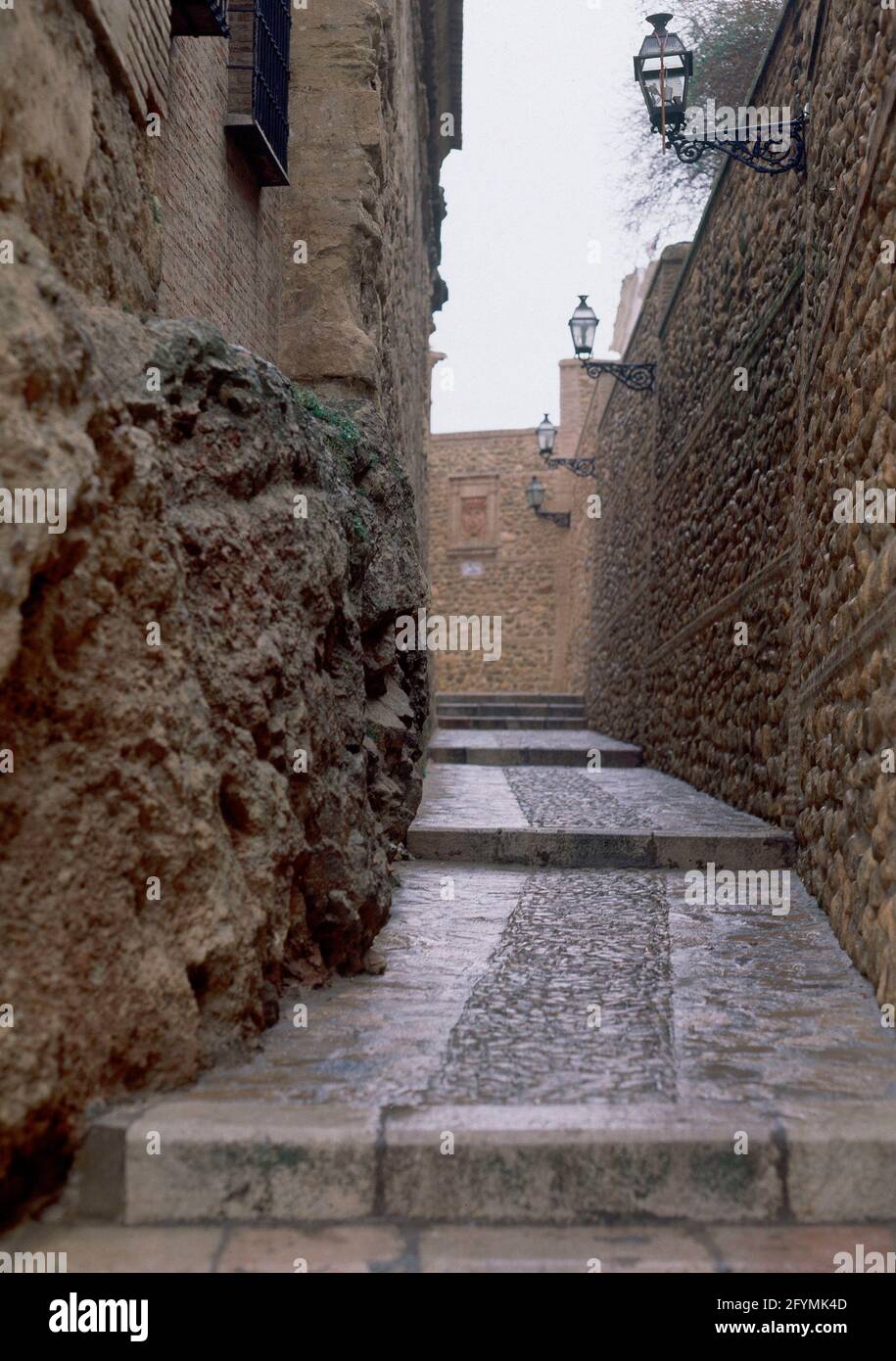 EXTERIOR-PASILLO ENTRE LAS MURALLAS DEL CASTILLO. Location: CASTILLO ...