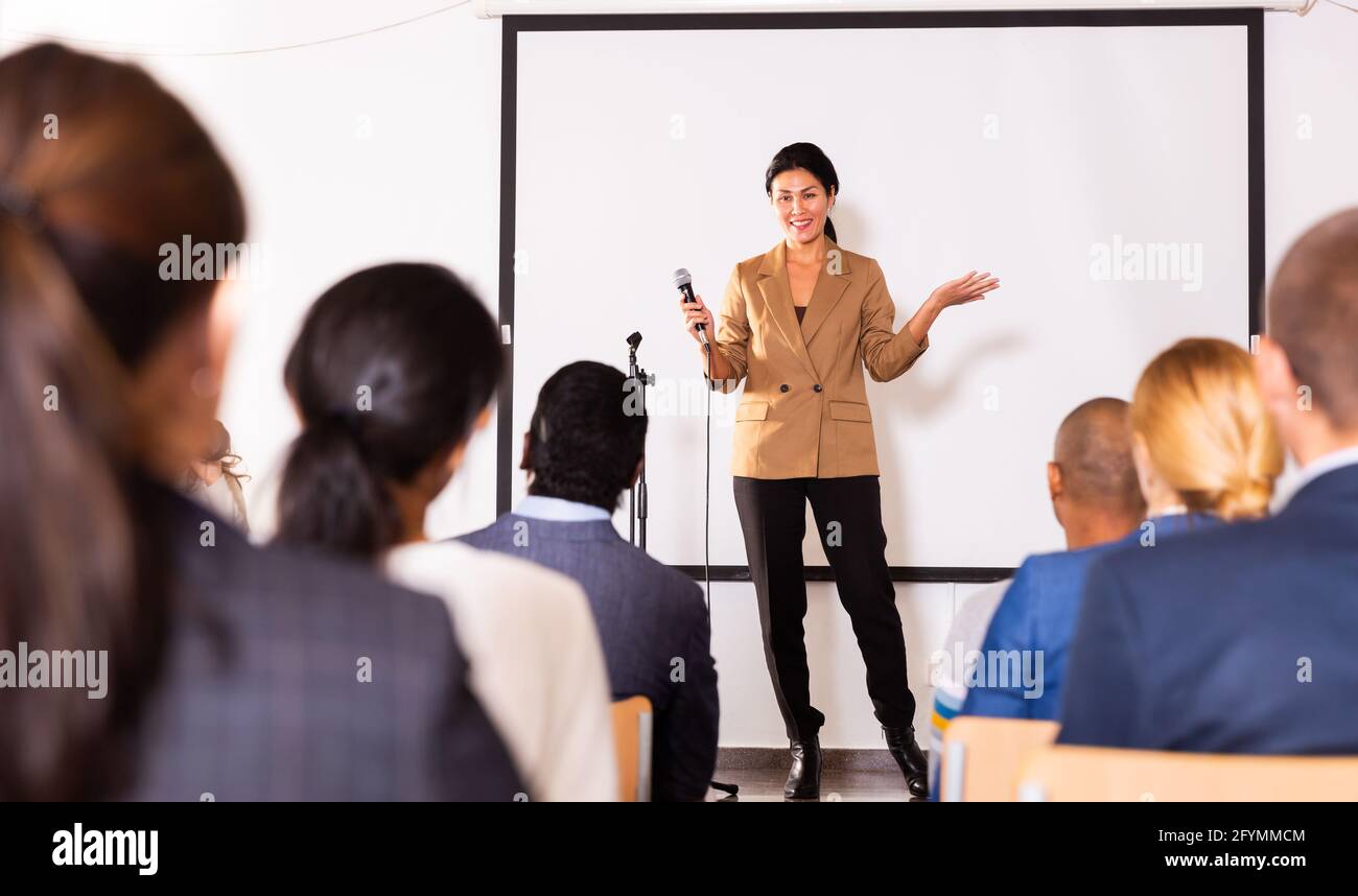 Teacher leading group discussion hi-res stock photography and images ...