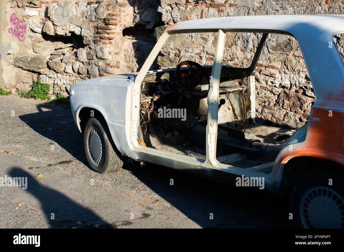 Damaged car doors hi-res stock photography and images - Alamy