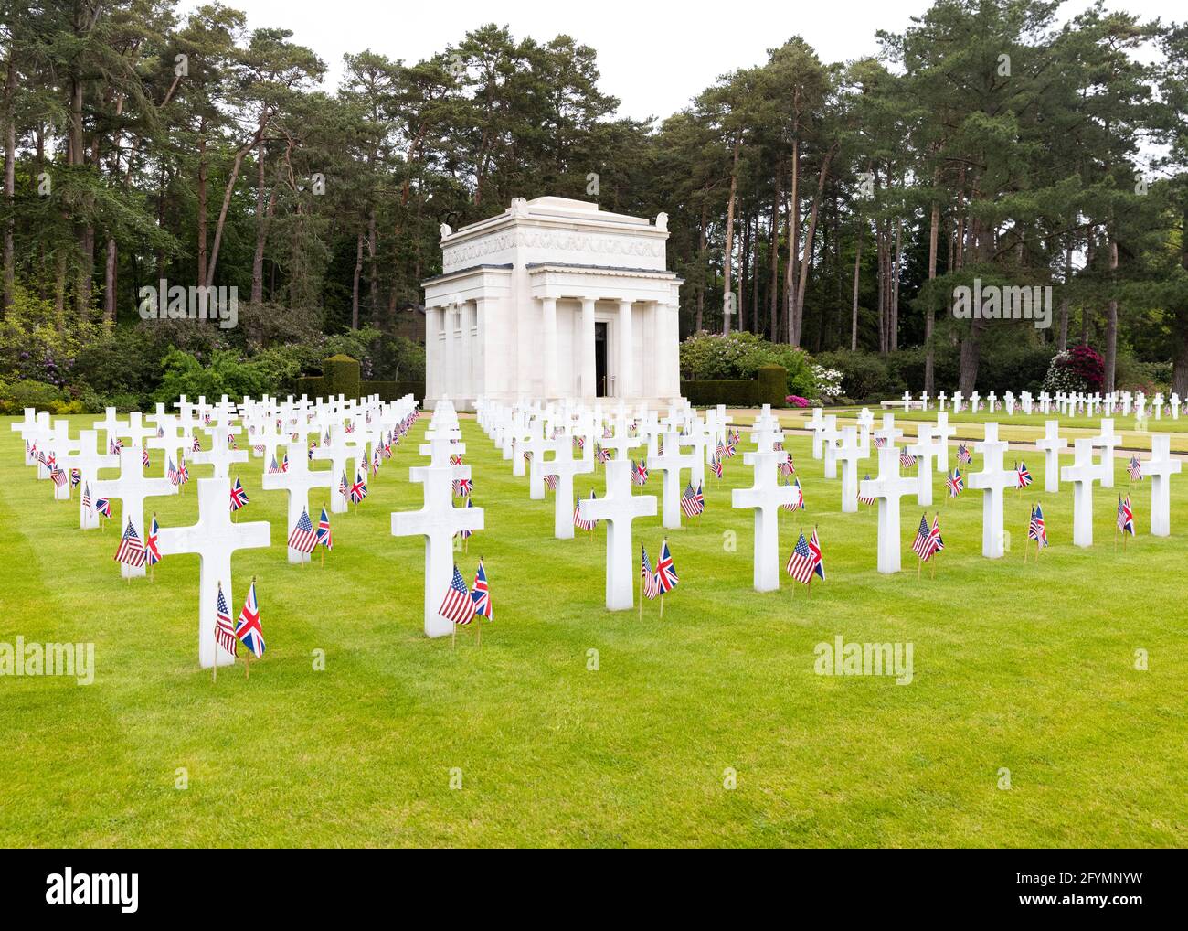 The graves of US servicemen who died in the United Kingdom during both ...
