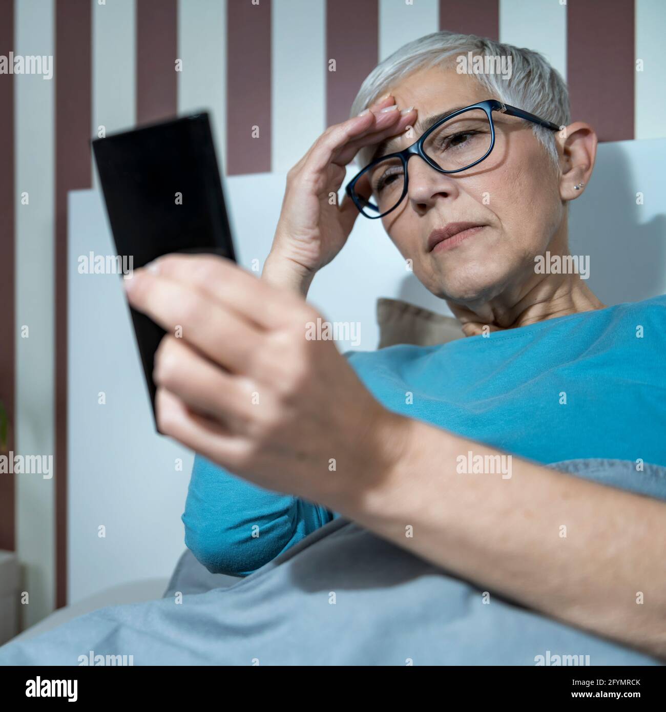 Smartphone sleep hi-res stock photography and images - Alamy