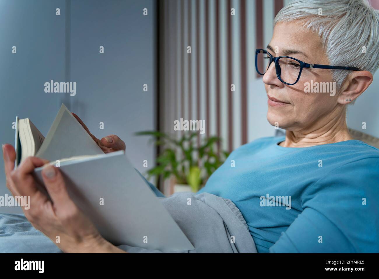 Woman reading book before hi-res stock photography and images - Alamy