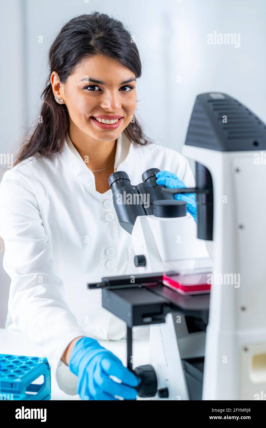 Cell culture flask hi-res stock photography and images - Alamy