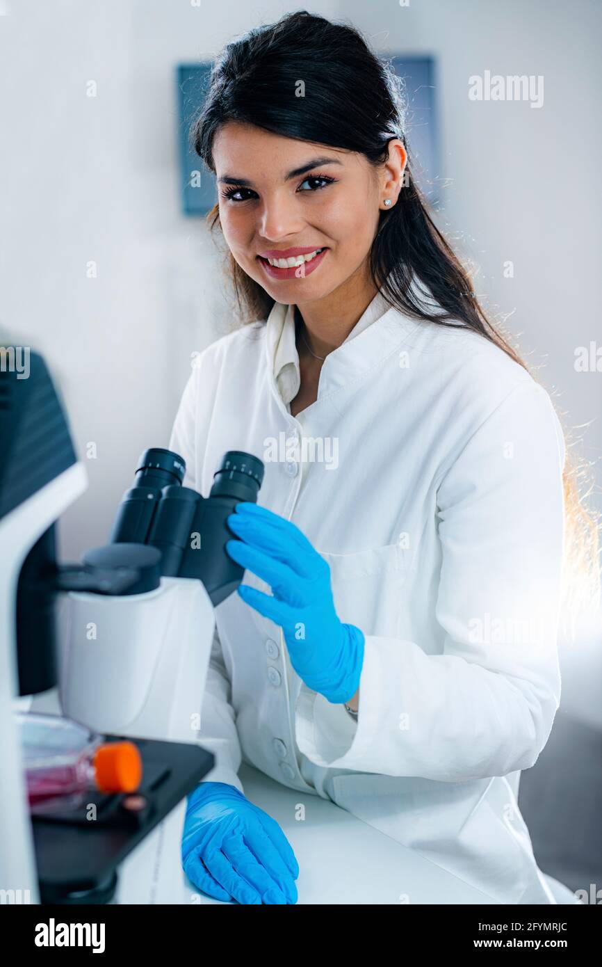 Researcher lab hi-res stock photography and images - Alamy