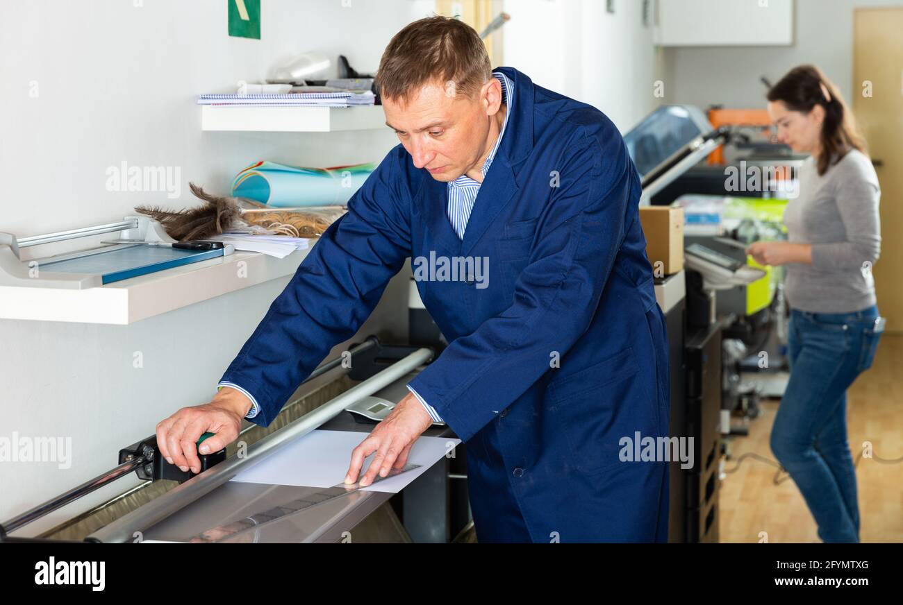 Paper cutter printing shop hi-res stock photography and images - Alamy