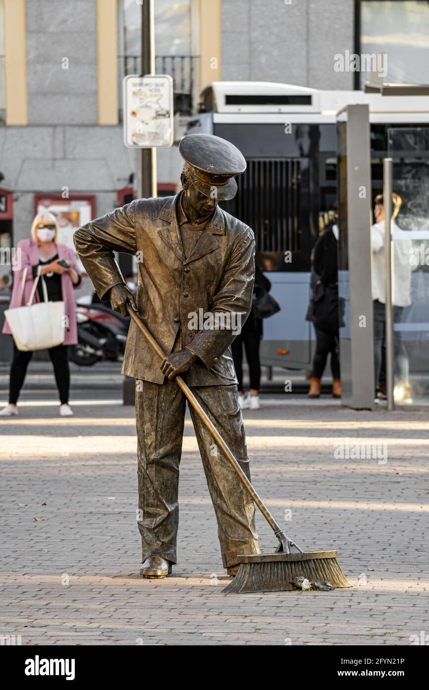MADRID, SPAIN - May 06, 2021: Bronze statue in homage to the Madrid ...