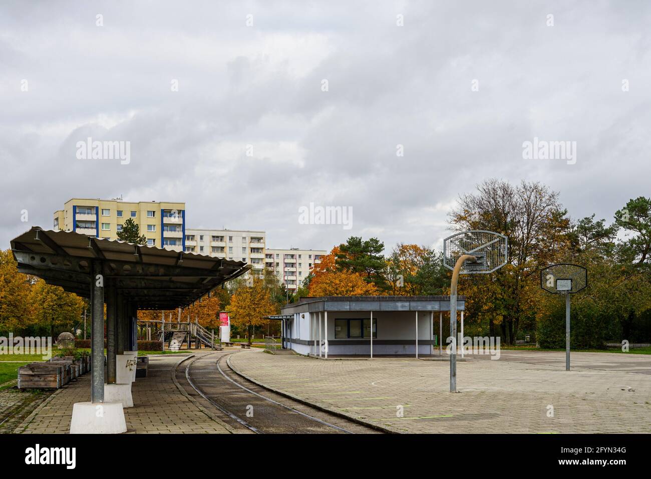 Basketball court on roof hi-res stock photography and images - Alamy