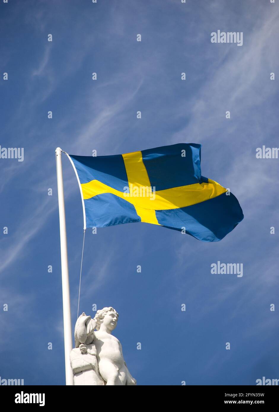 Flag on flag pole from below hi-res stock photography and images - Alamy