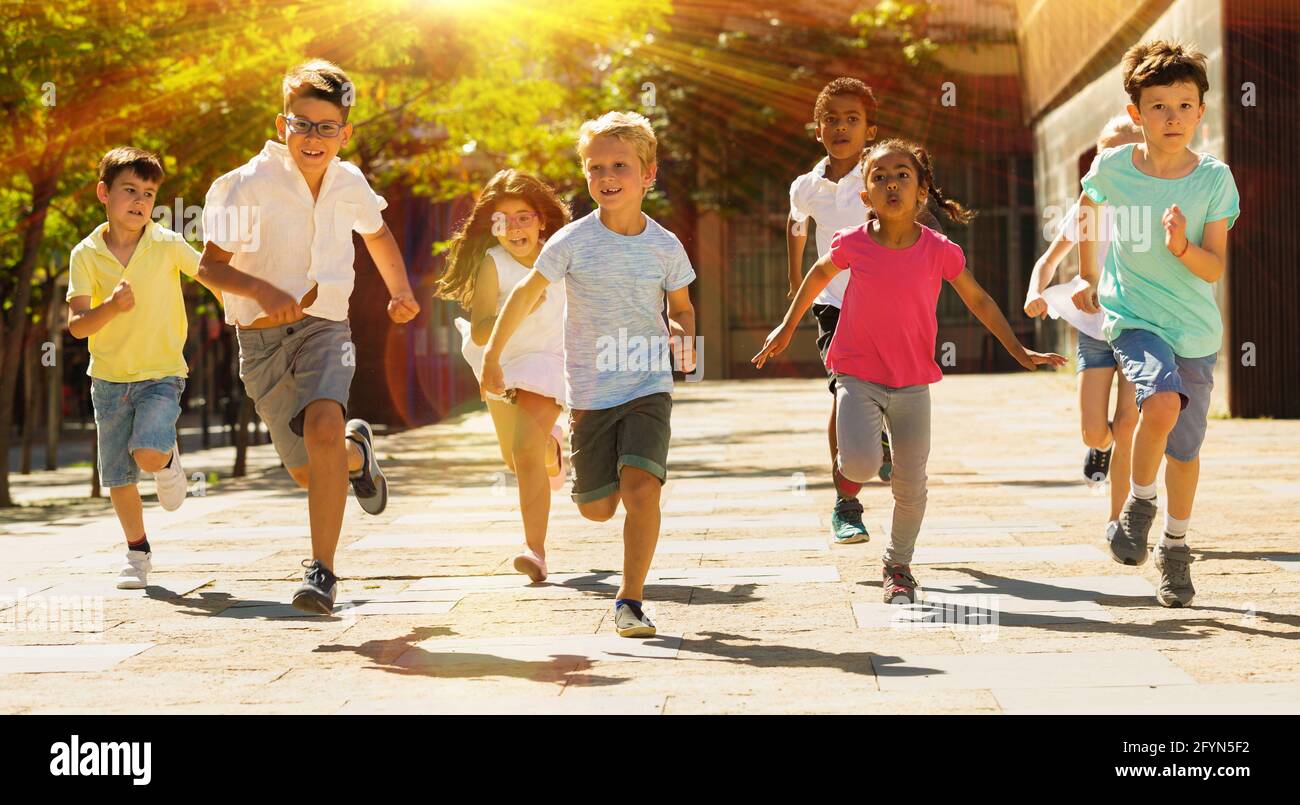 Group of children running down street hi-res stock photography and ...