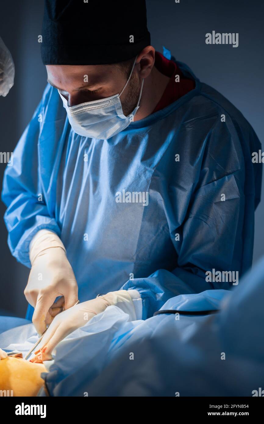 Vascular surgeon removing veins from the leg Stock Photo - Alamy