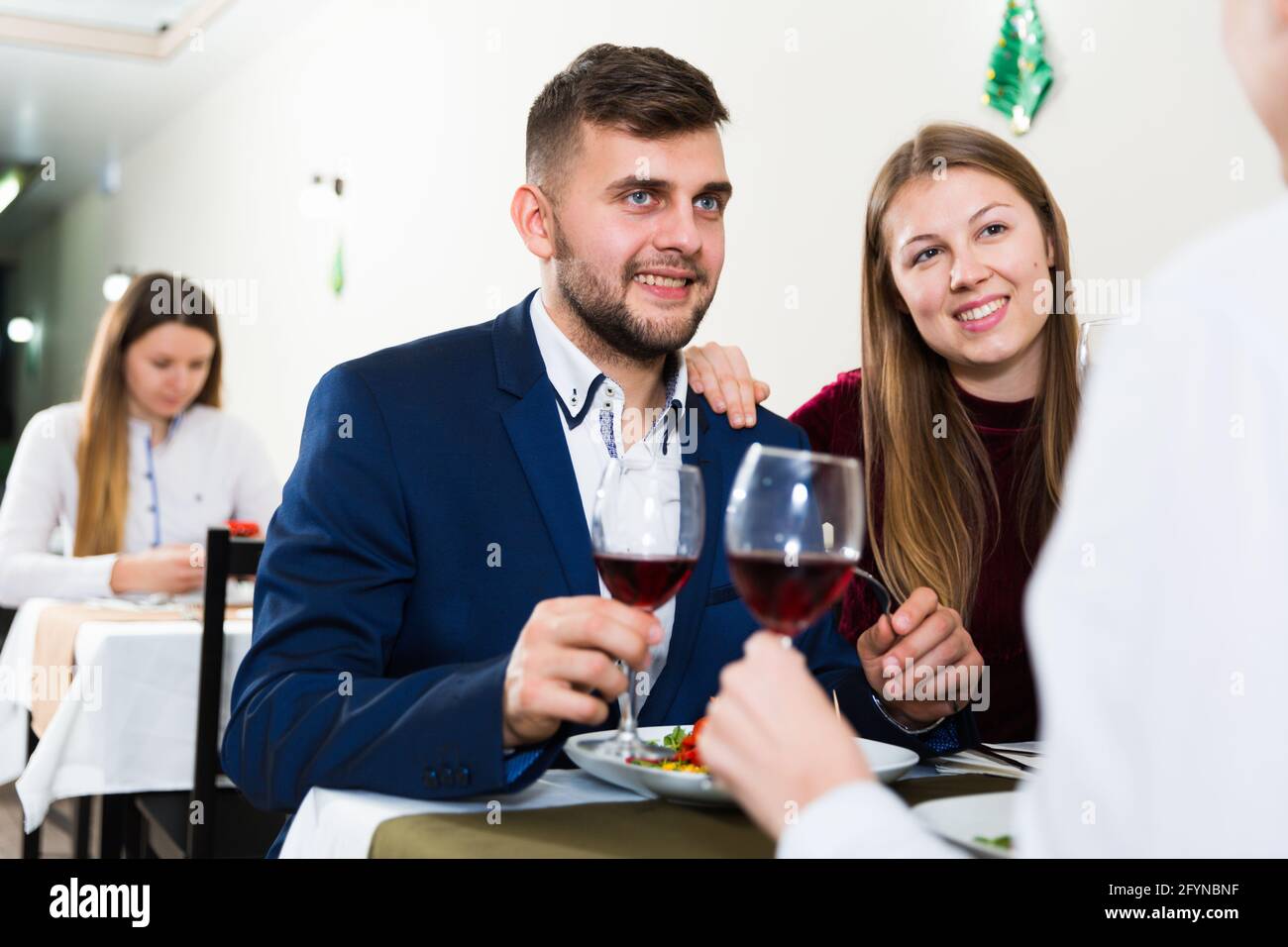 Many people sitting eating drinking dining hi-res stock photography and ...