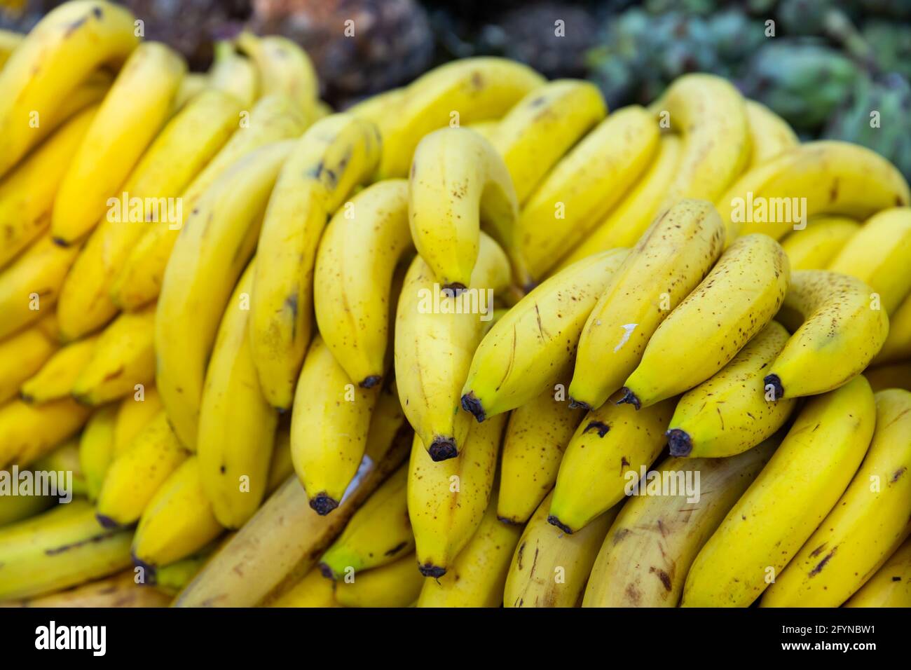 Bundles of ripe sweet bananas at farmers market Stock Photo - Alamy