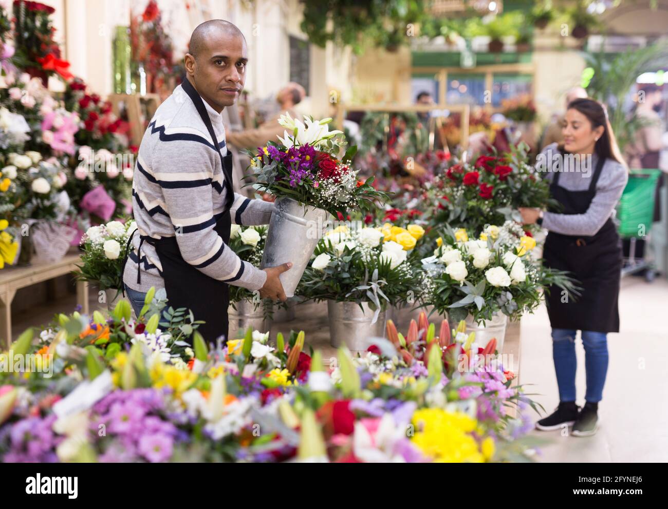 Male flower seller prepares a luxury bouquet at a flower shop Stock ...