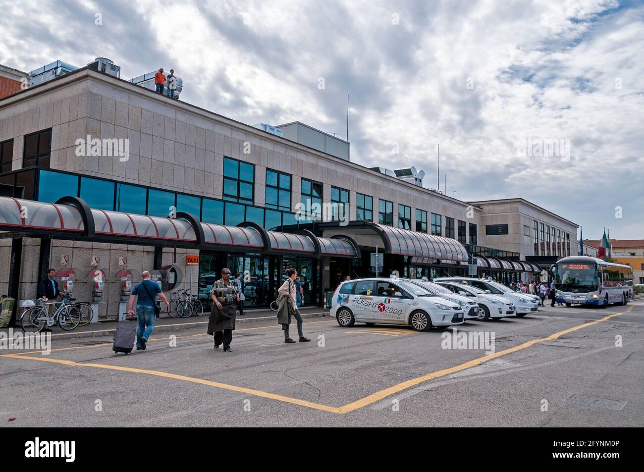 Verona railway station hi-res stock photography and images - Alamy