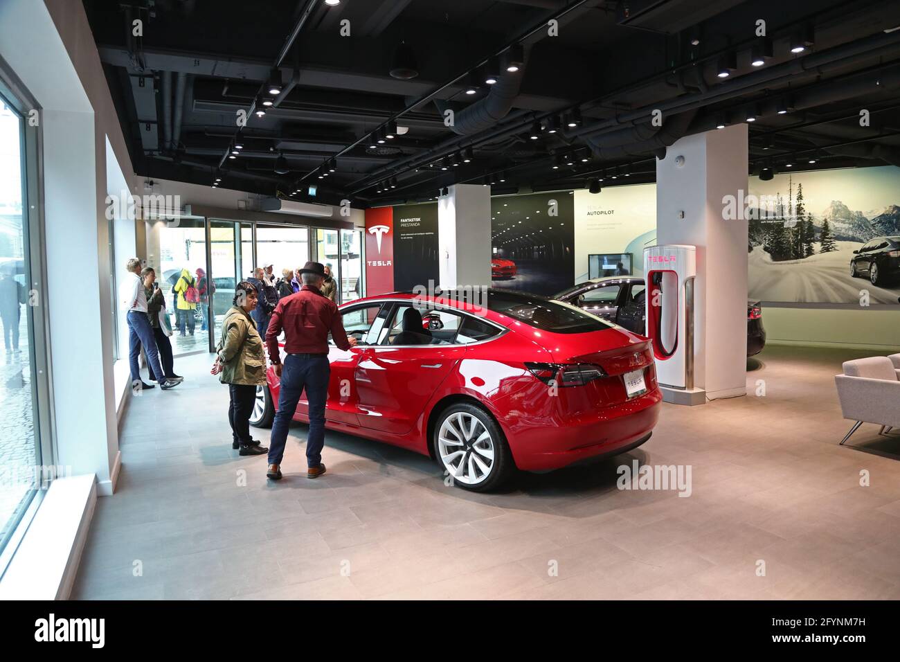 Tesla store customers hi-res stock photography and images - Alamy
