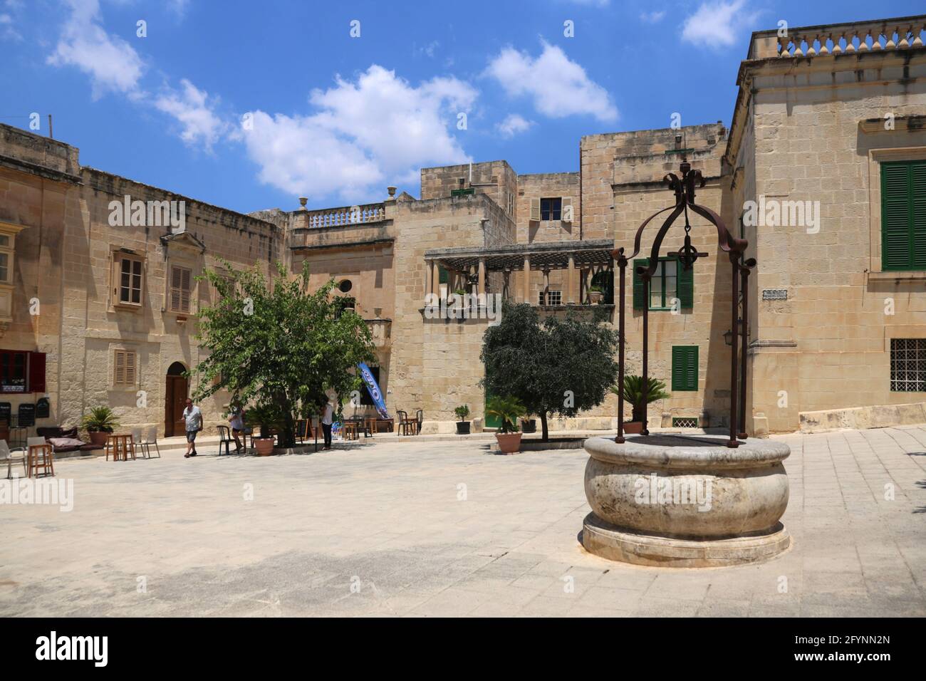 Mdina. Malta. Misrah Mesquita square with stone carved well Stock Photo ...