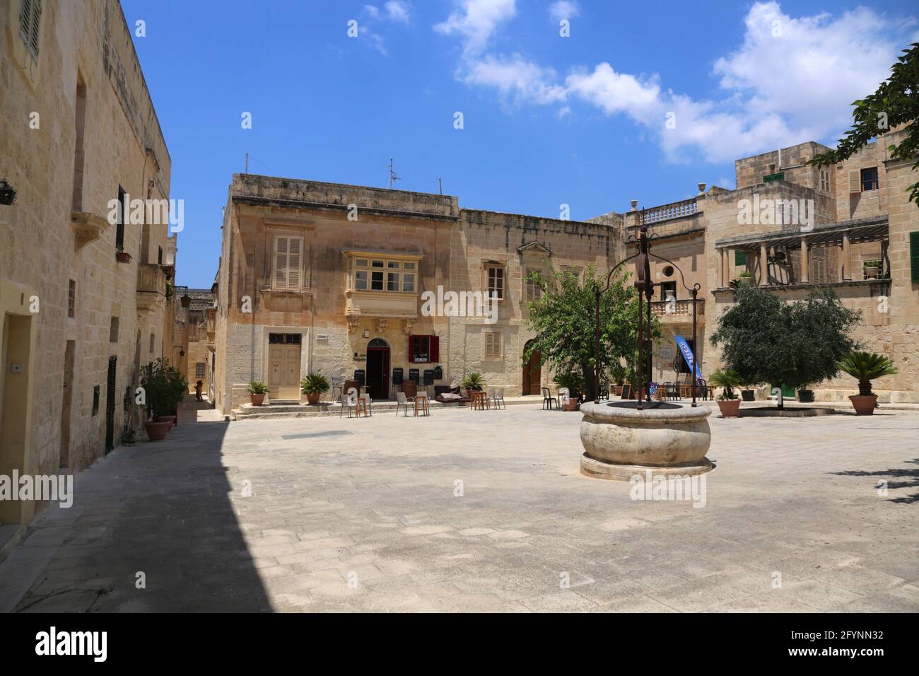 Mdina. Malta. Misrah Mesquita square with stone carved well Stock Photo ...