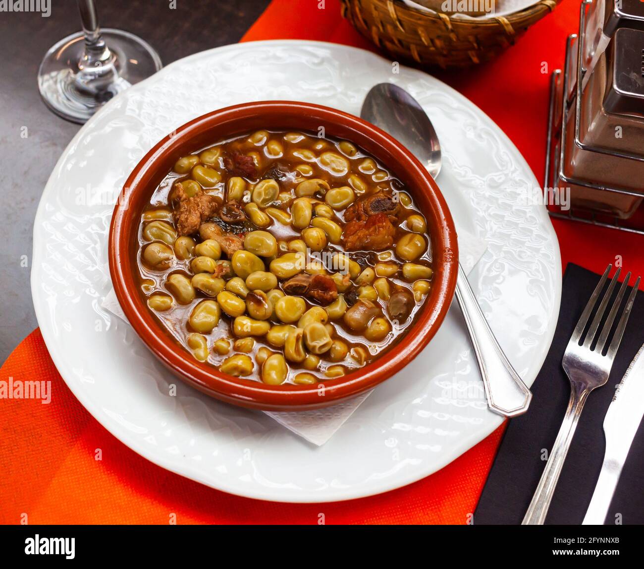 Top view of Catalan stewed beans with butifarra sausage Stock Photo - Alamy