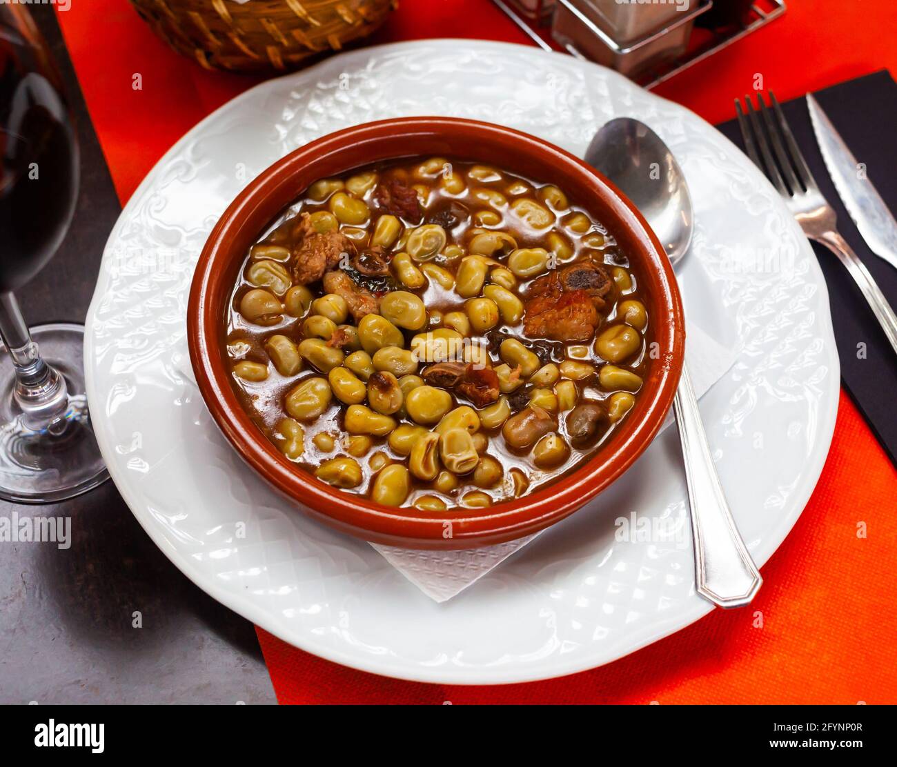 Top view of Catalan stewed beans with butifarra sausage Stock Photo - Alamy