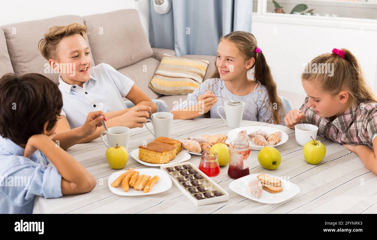Teenagers meeting table hi-res stock photography and images - Alamy