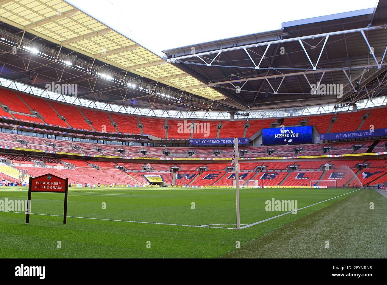 Wembley crowd view hi-res stock photography and images - Alamy