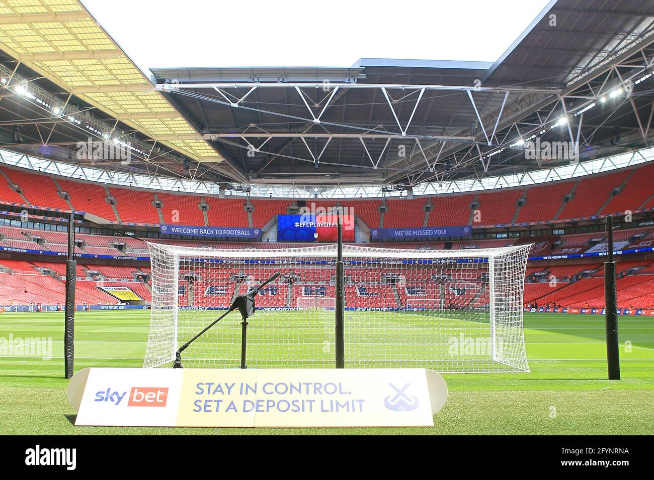 Wembley crowd view hi-res stock photography and images - Alamy