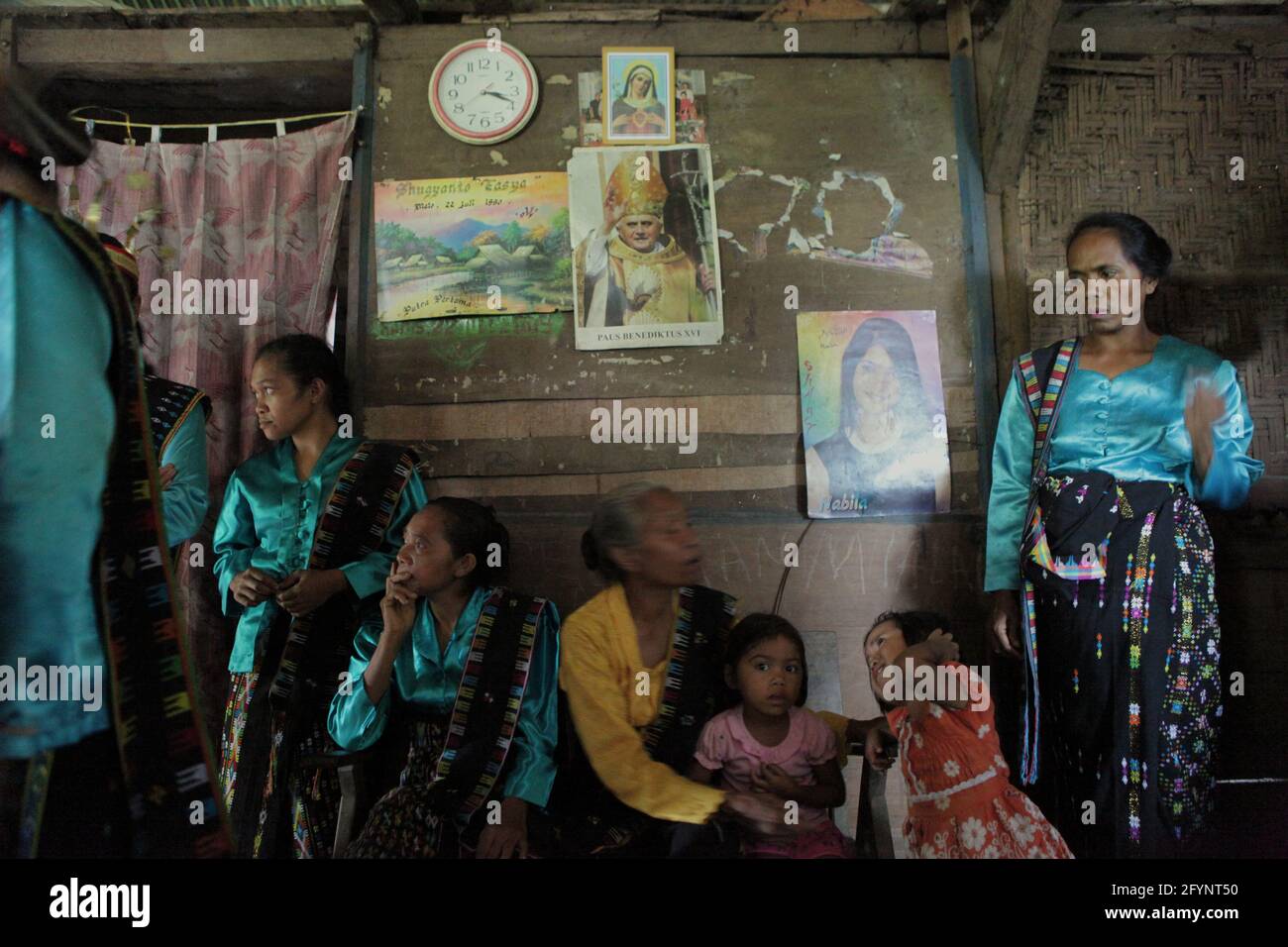 Women play instruments hi-res stock photography and images - Alamy