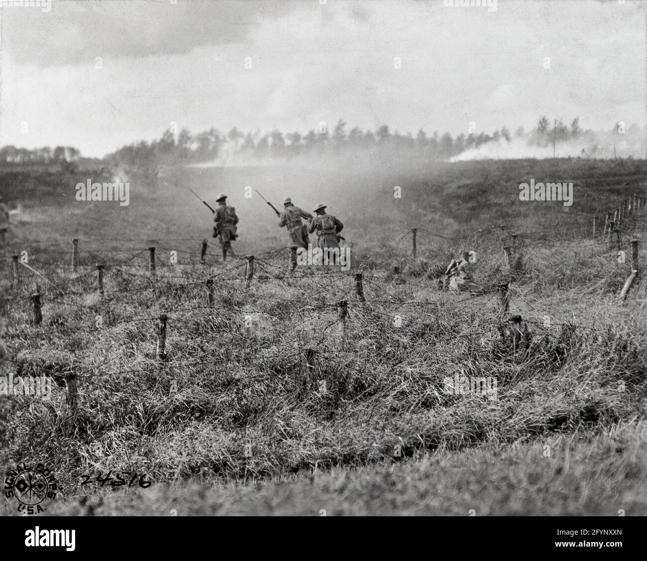 Wwi soldiers barbed wire hi-res stock photography and images - Alamy