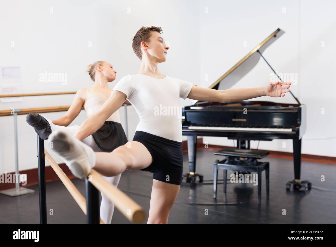 Choreographer teaches a ballet lesson in the studio Stock Photo - Alamy
