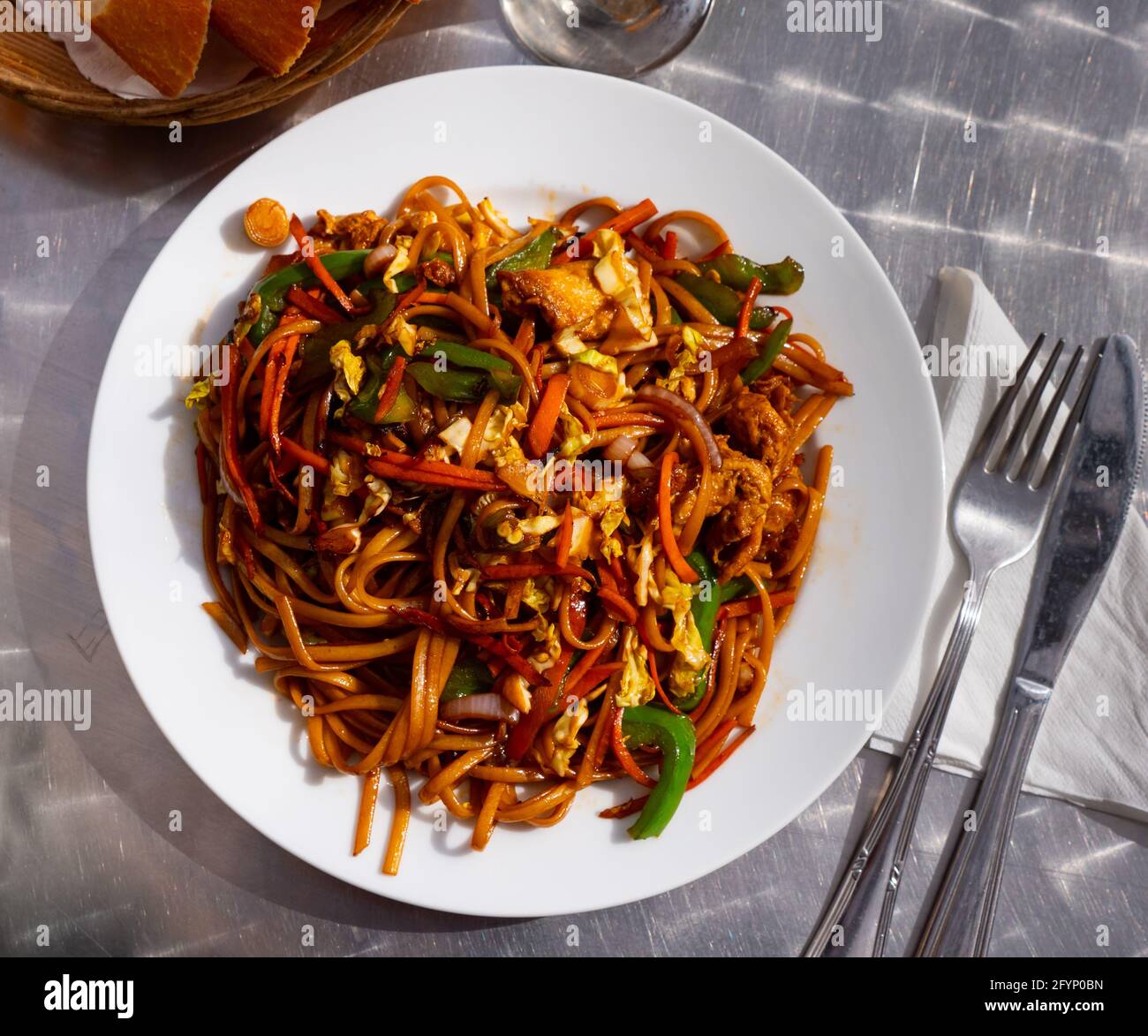 Tallarines fritos hi-res stock photography and images - Alamy