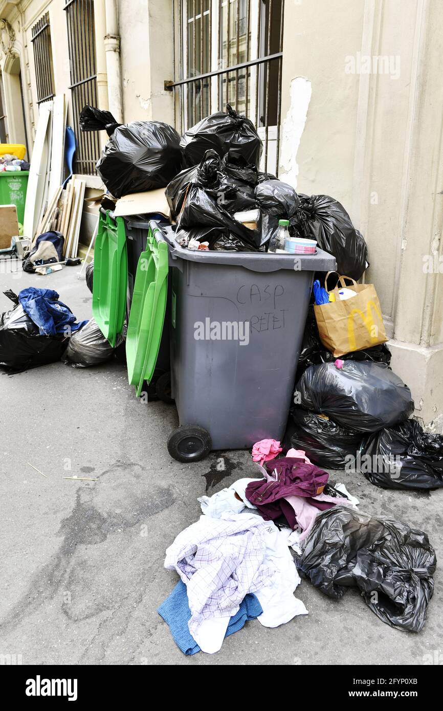 Saccage Paris - Paris Garbage Town - Paris - France Stock Photo - Alamy