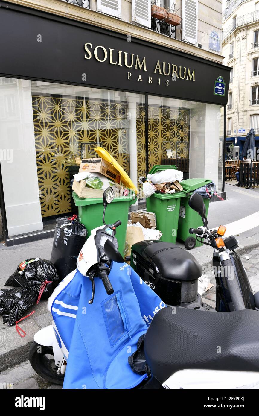 Saccage paris hi-res stock photography and images - Alamy