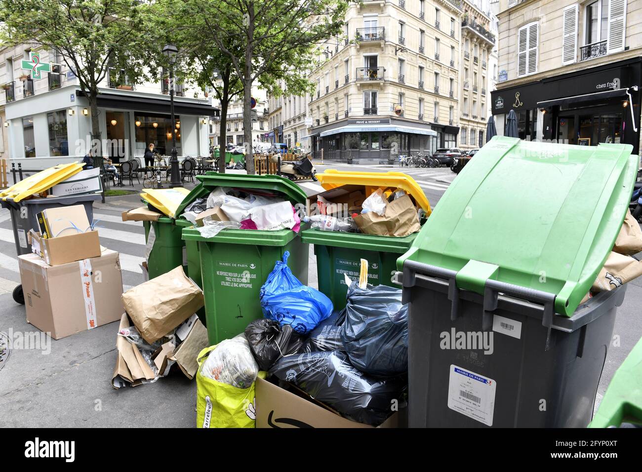 Saccage paris hi-res stock photography and images - Alamy