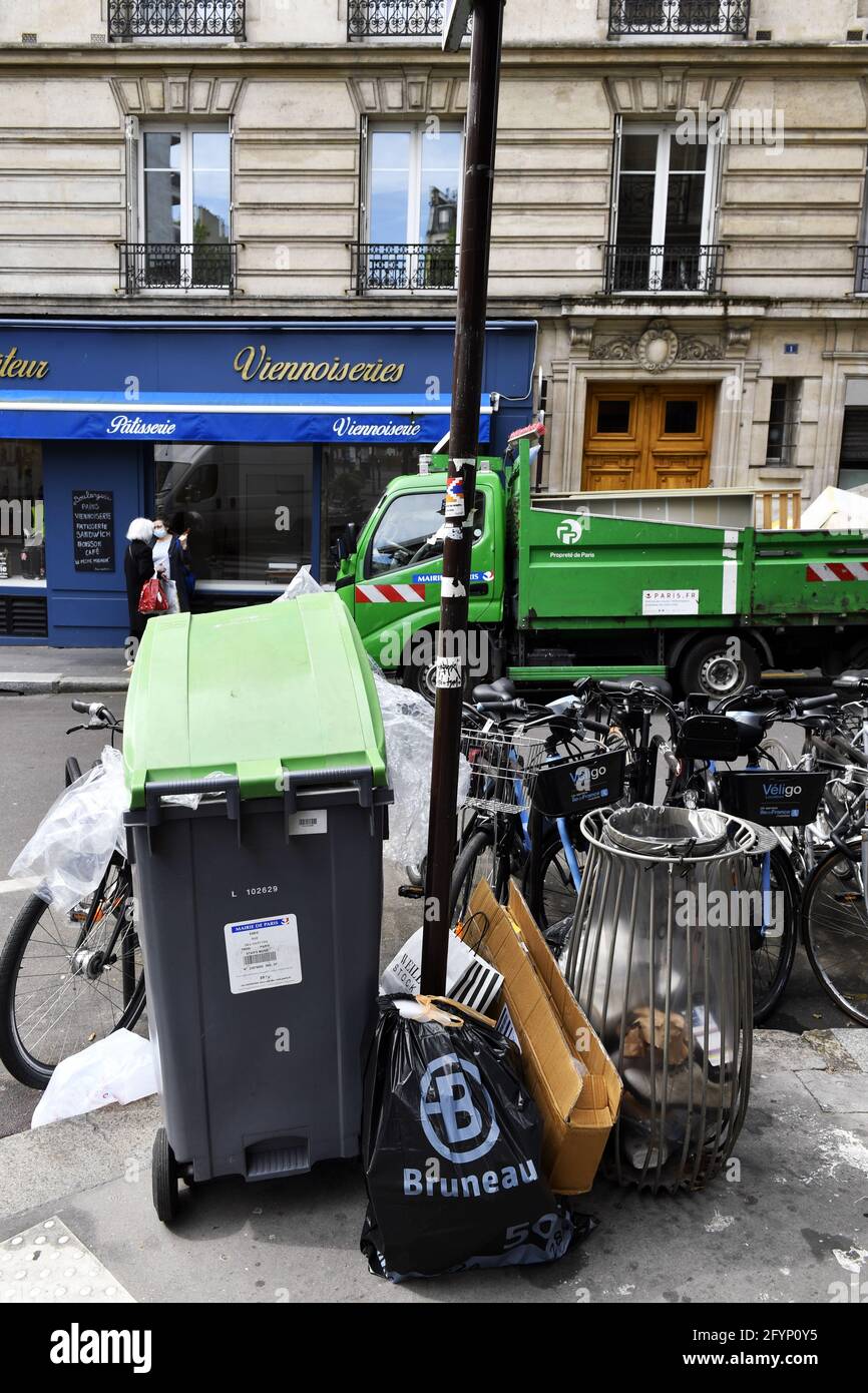Saccage Paris - Paris Garbage Town - Paris - France Stock Photo - Alamy