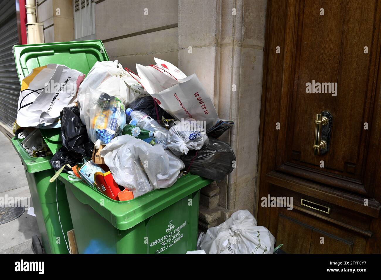 Saccage paris hi-res stock photography and images - Alamy