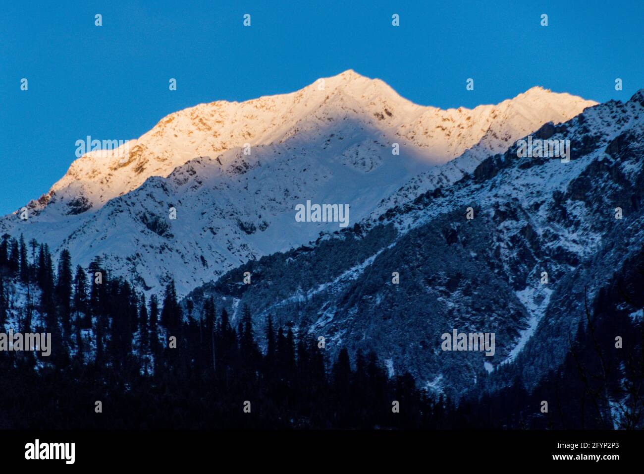 Mountains after snowfall in Manali Stock Photo - Alamy
