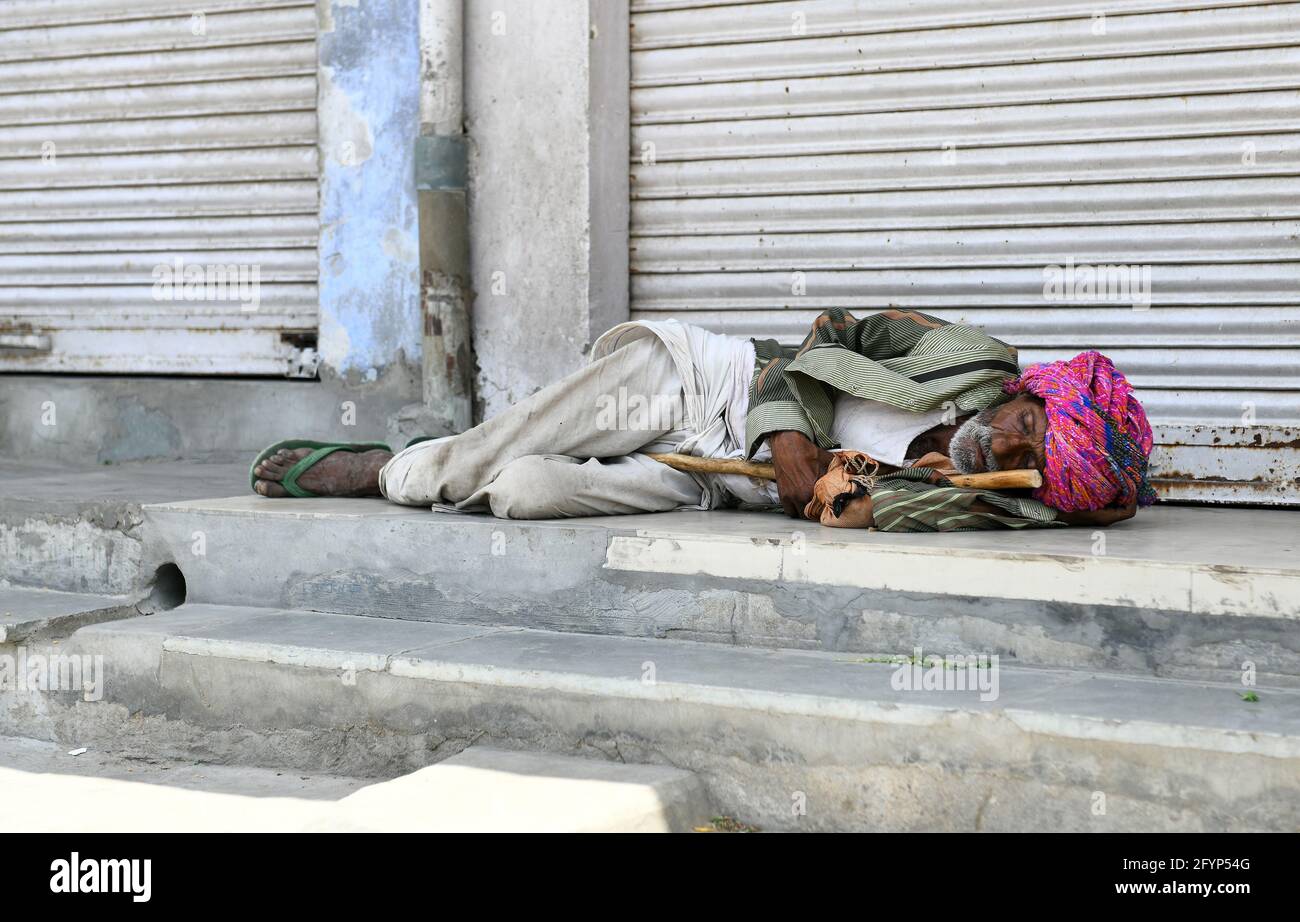 Shops closed during lockdown india hi-res stock photography and images ...