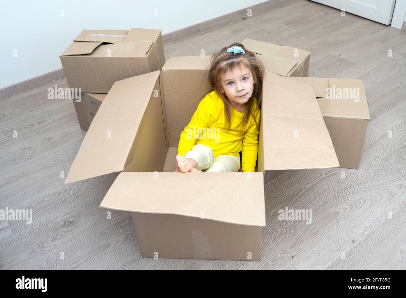 Beautiful girl inside cardboard box hi-res stock photography and images ...