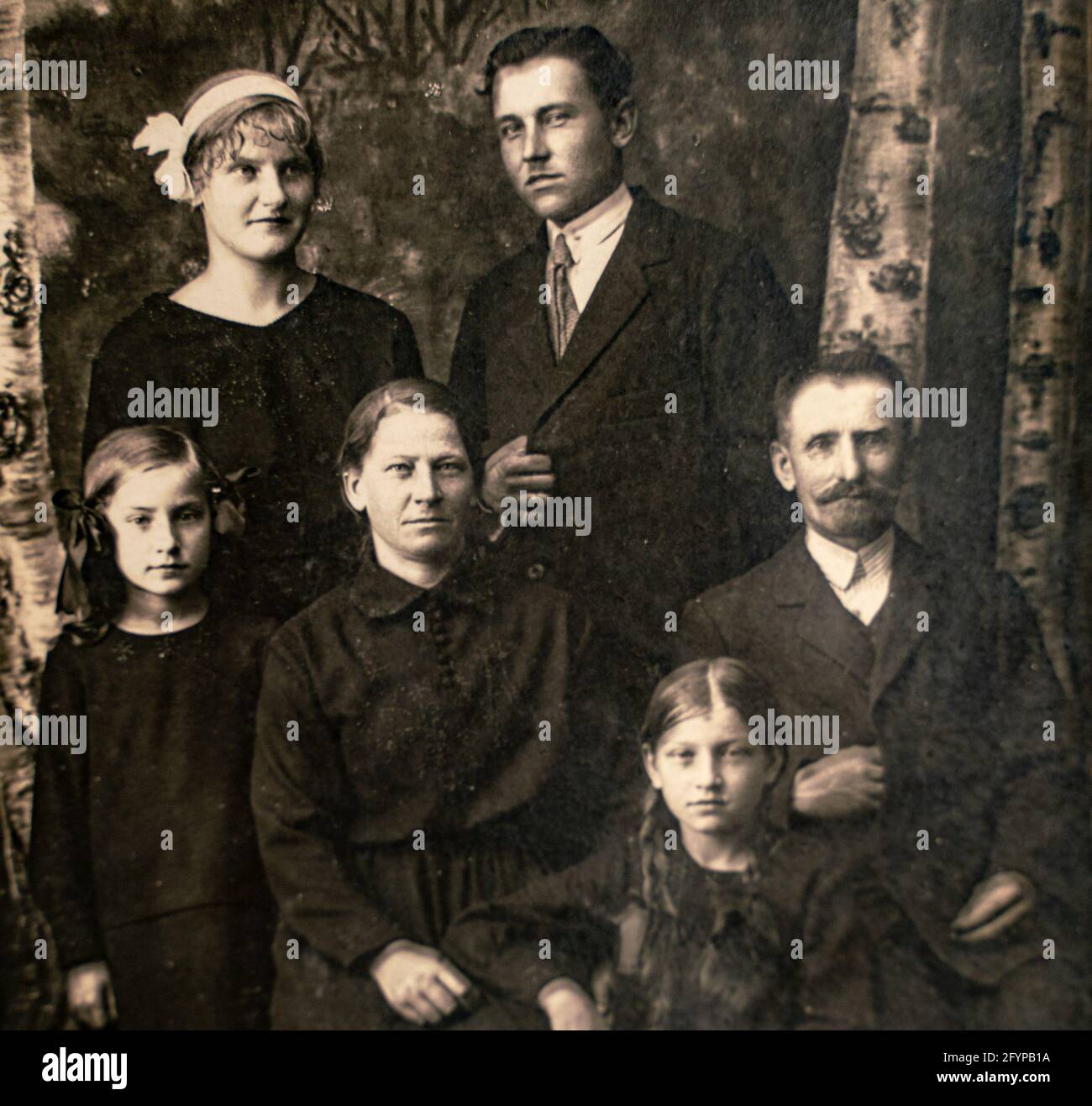 Germany - CIRCA 1920s: Extended family studio shot of married couple ...