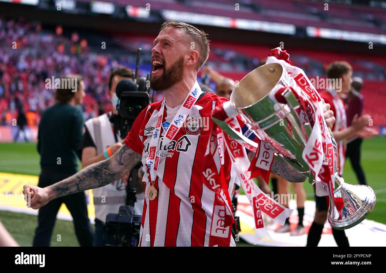 Efl championship playoffs trophy hi-res stock photography and images - Alamy