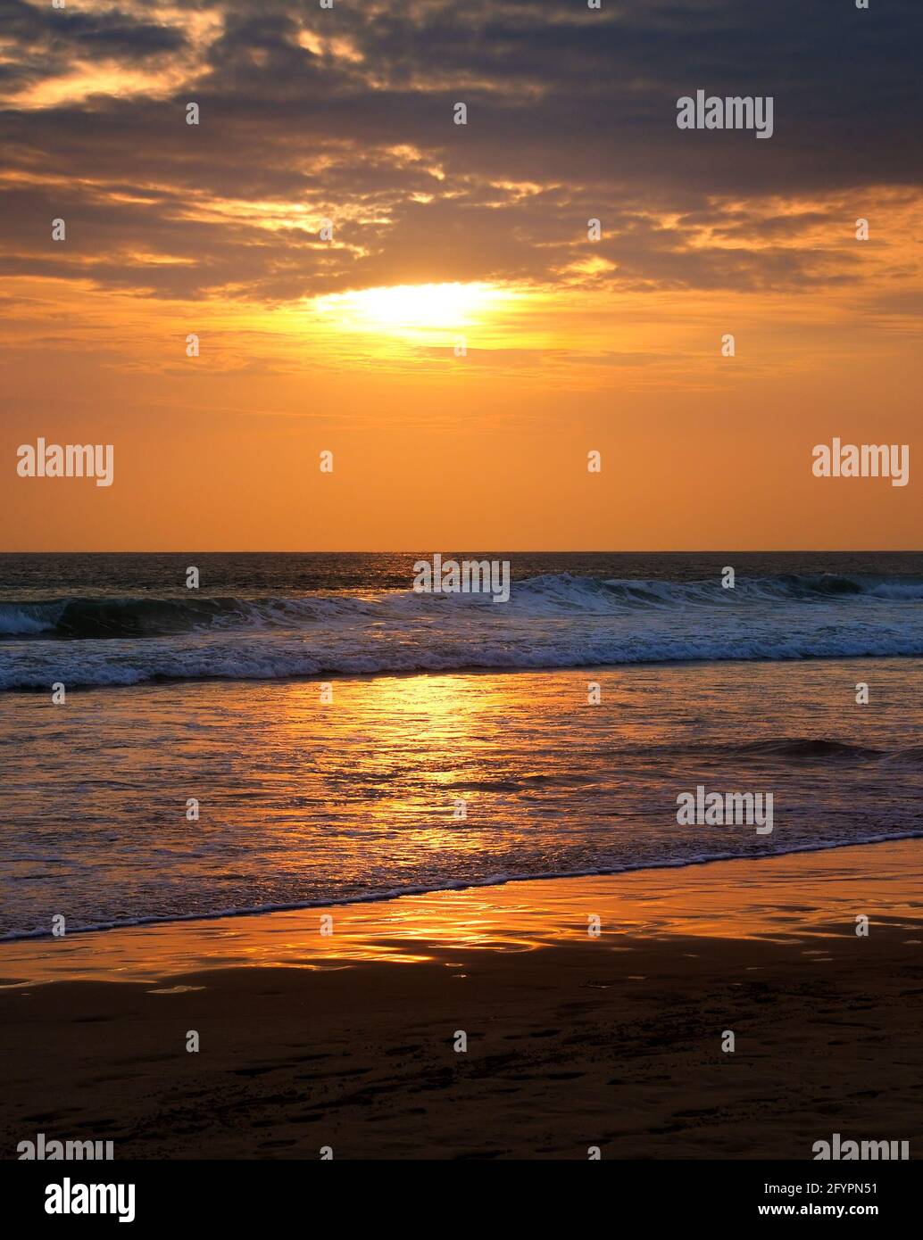 Golden sun rise hi-res stock photography and images - Alamy