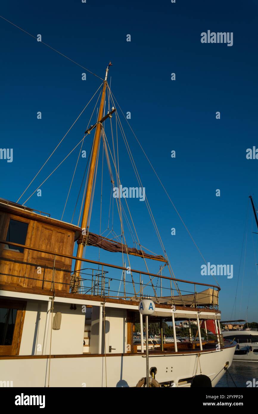Loading goods on boat hi-res stock photography and images - Alamy