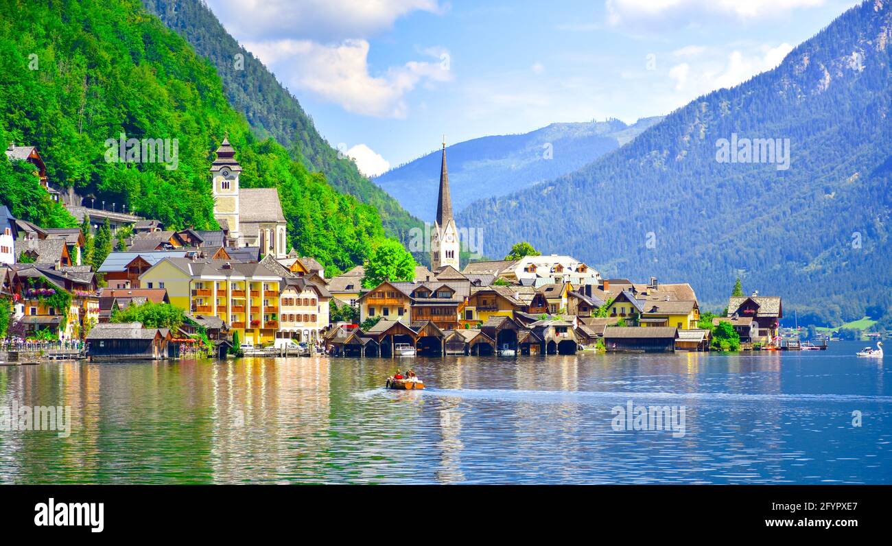 Scenic panorama view of famous Hallstatt lakeside village. Hallstatt ...