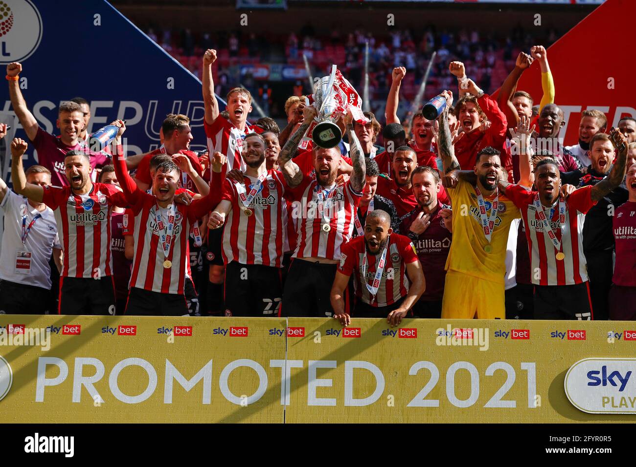 Premier league trophy 2021 england hi-res stock photography and images - Alamy