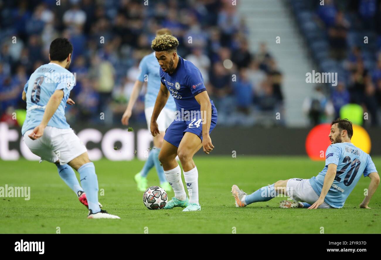 Porto, Portugal, 29th May 2021. Reece James of Chelsea turns Bernardo ...