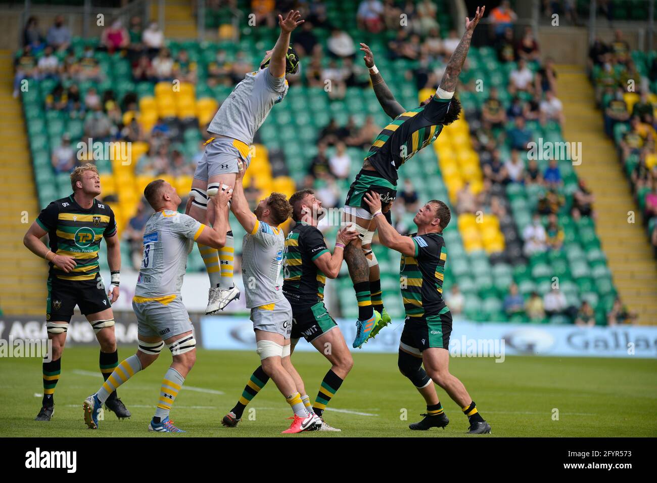 Lineout jump hi-res stock photography and images - Alamy