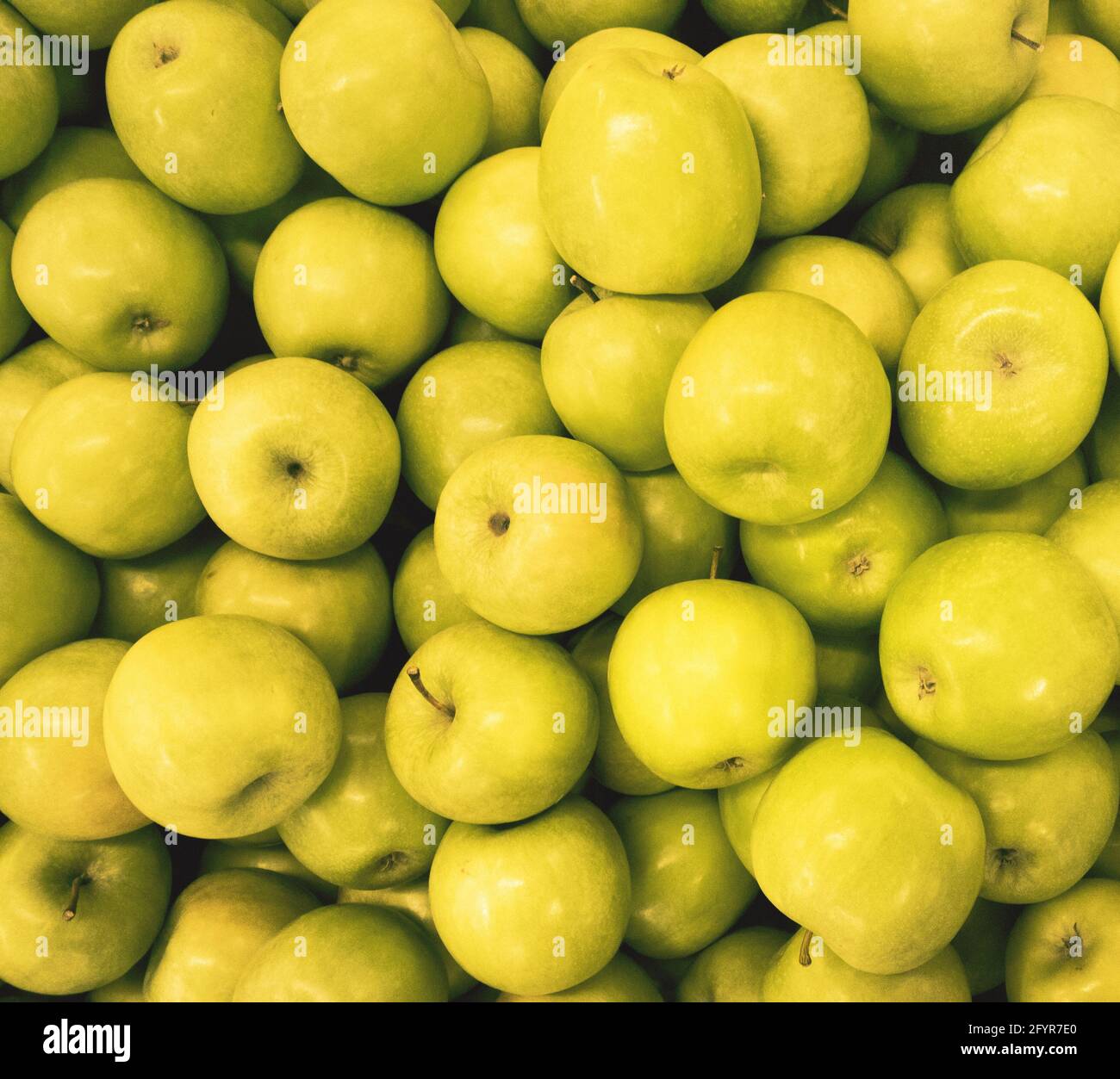 Heap fresh green apples hi-res stock photography and images - Alamy