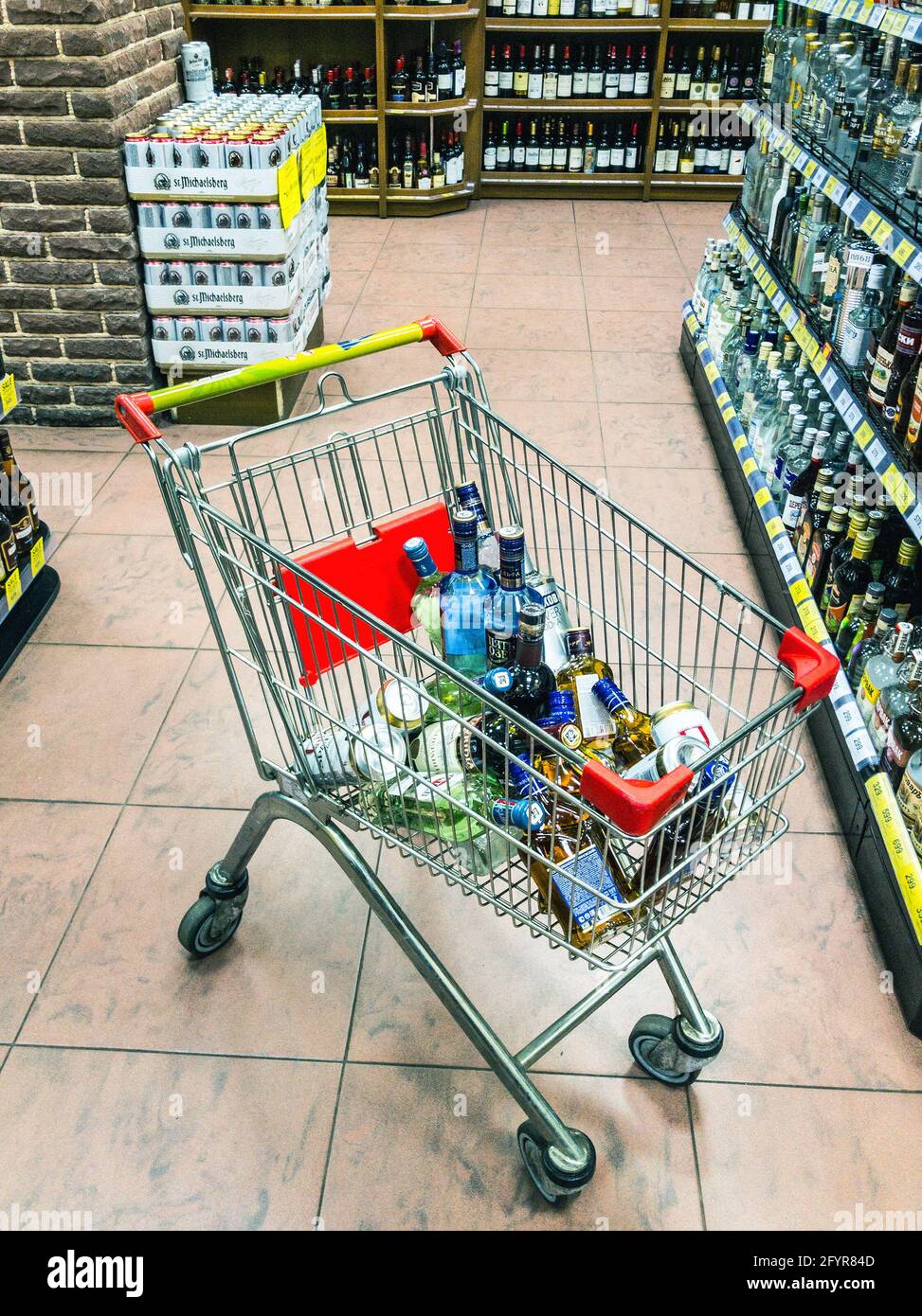 Supermarket trolley alcohol hi-res stock photography and images - Alamy