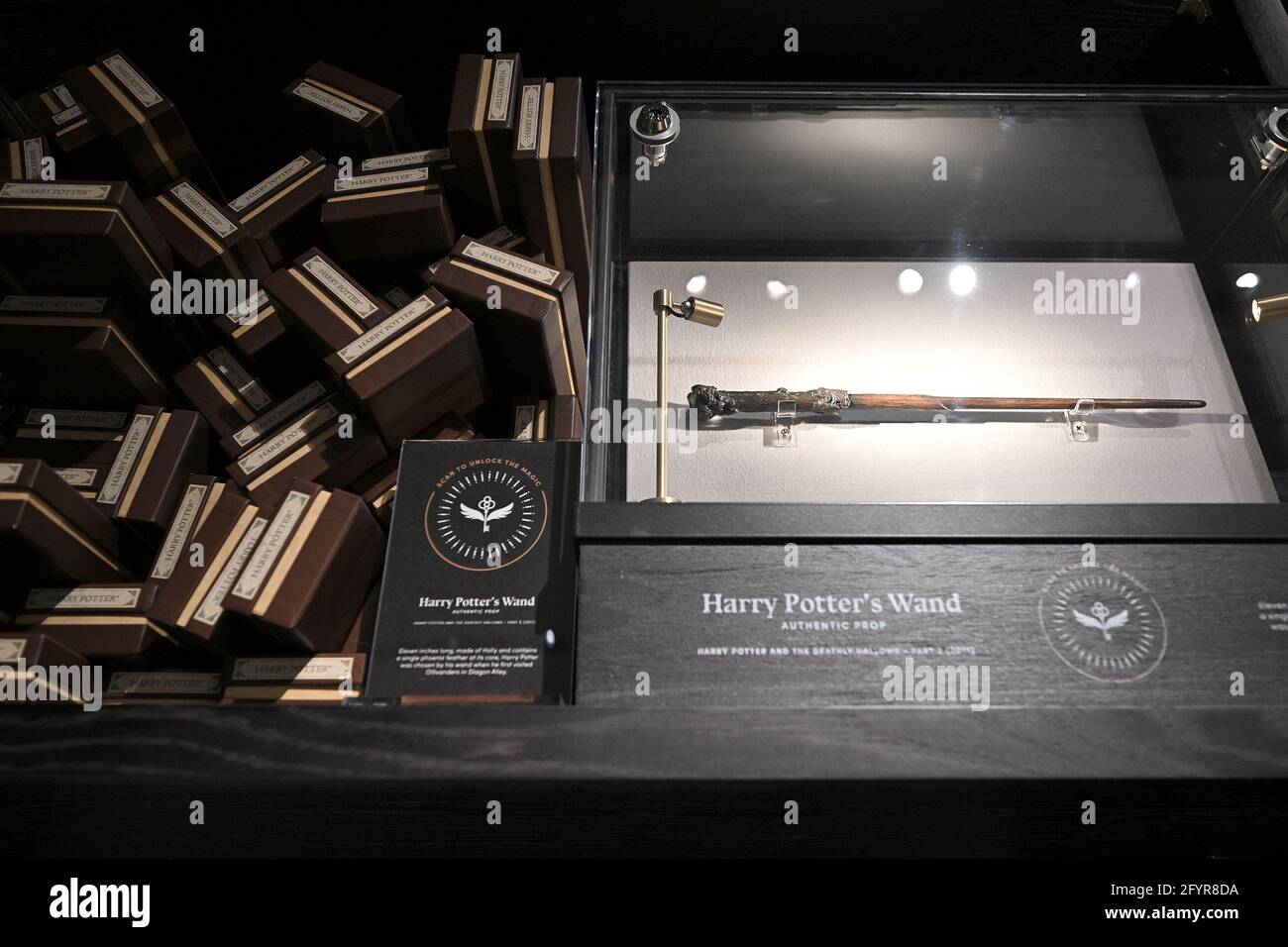 Harry potter prop wand hi-res stock photography and images - Alamy