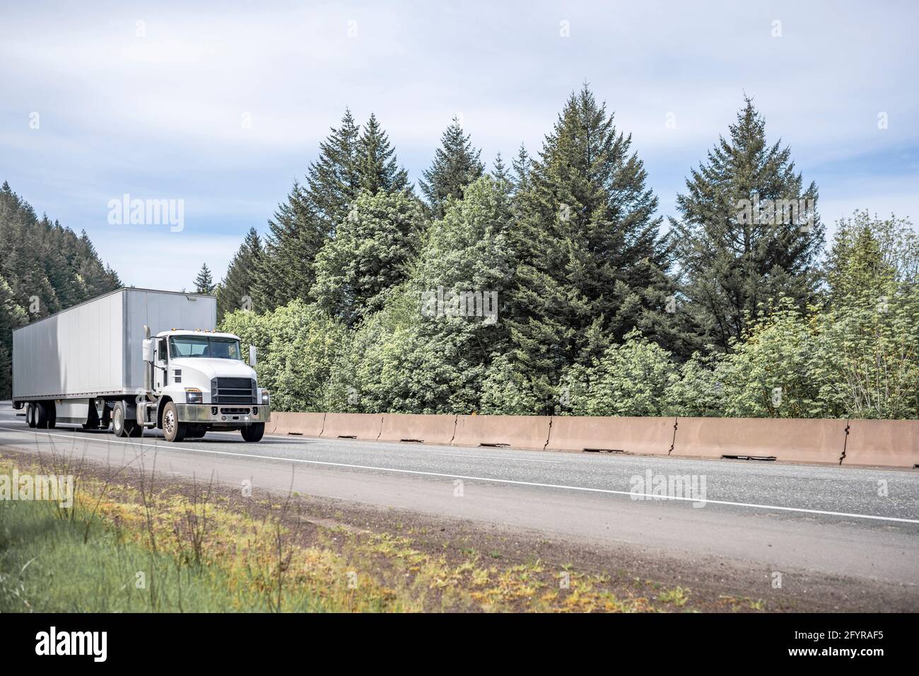 White day cab semi truck hi-res stock photography and images - Alamy